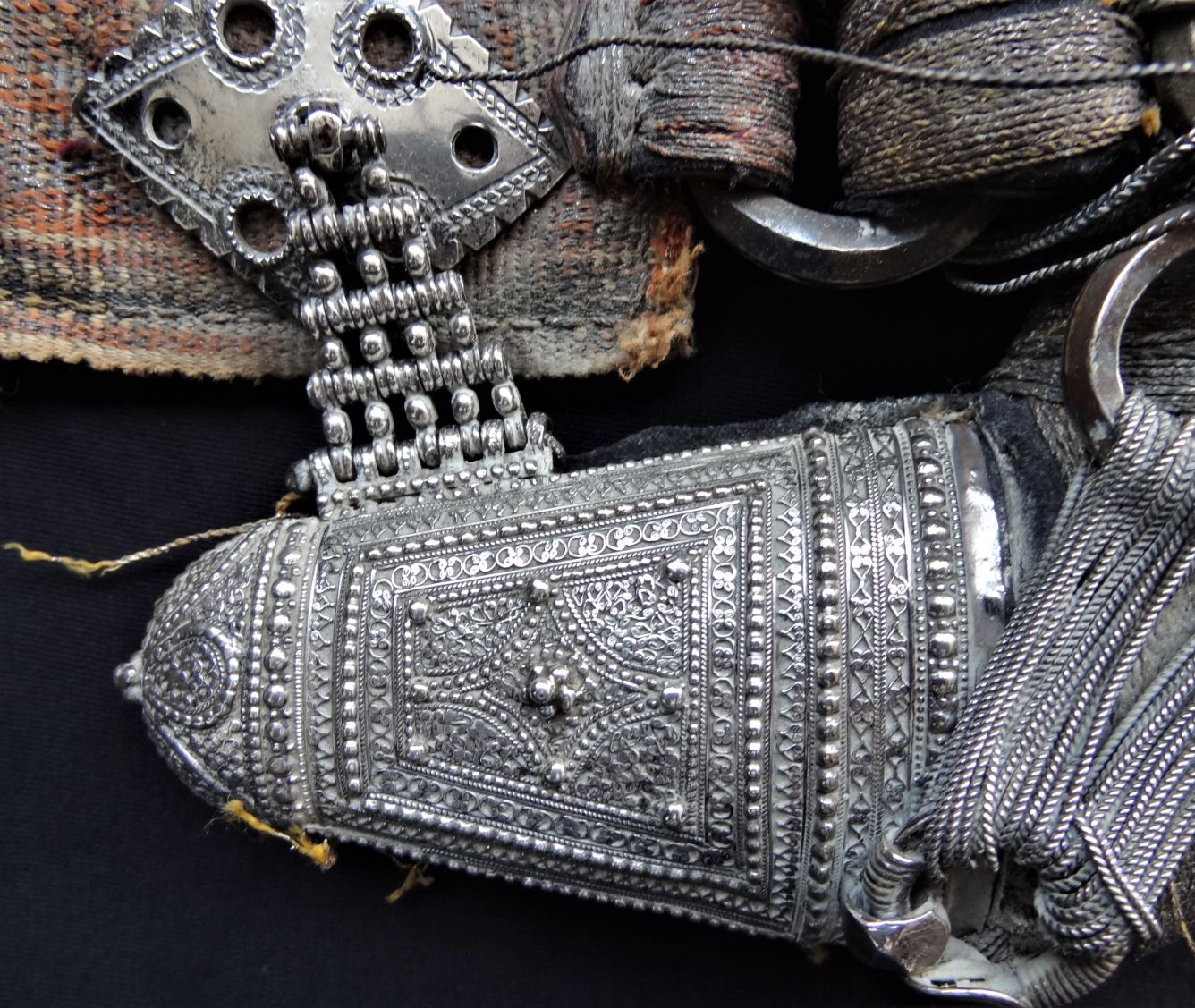Description of antique daggers from Oman Khanjar